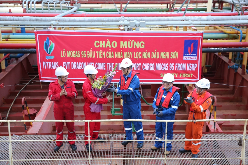 Tàu PVTrans Dragon nhận lô sản phẩm xăng RON 95 đầu tiên của NSRP